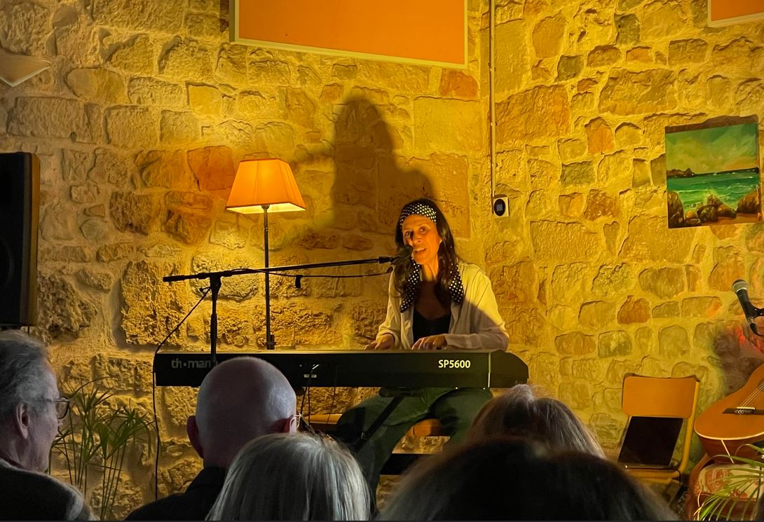 Salle comble à Azerat pour Marie Stone – EWANEWS